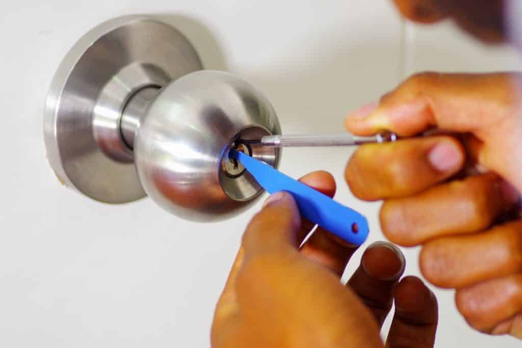 Master Lockpicking Techniques - The Best Guide to Picking Locks - The ...